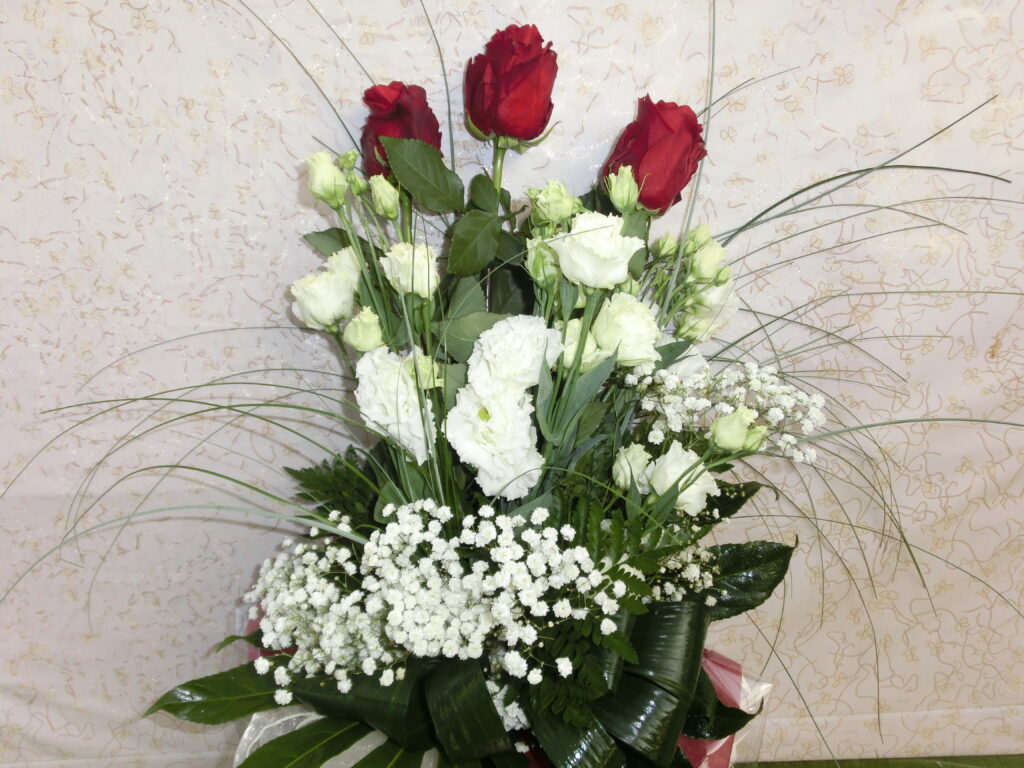 Mazzo con rose e lisiantus - Fioreria Oriale